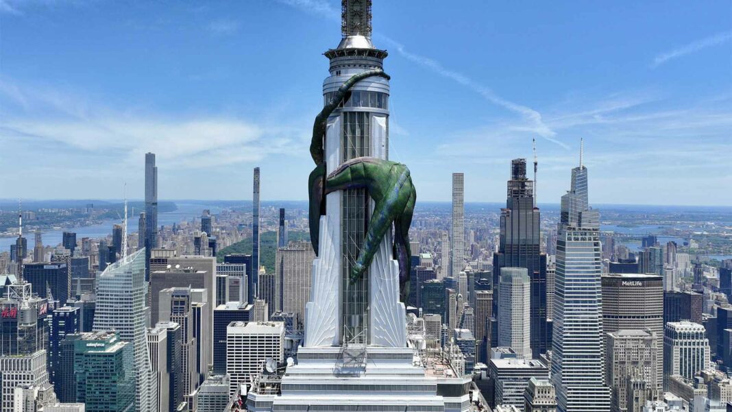 El Empire State Building estrena el Dragón Vhagar, de 270 pies