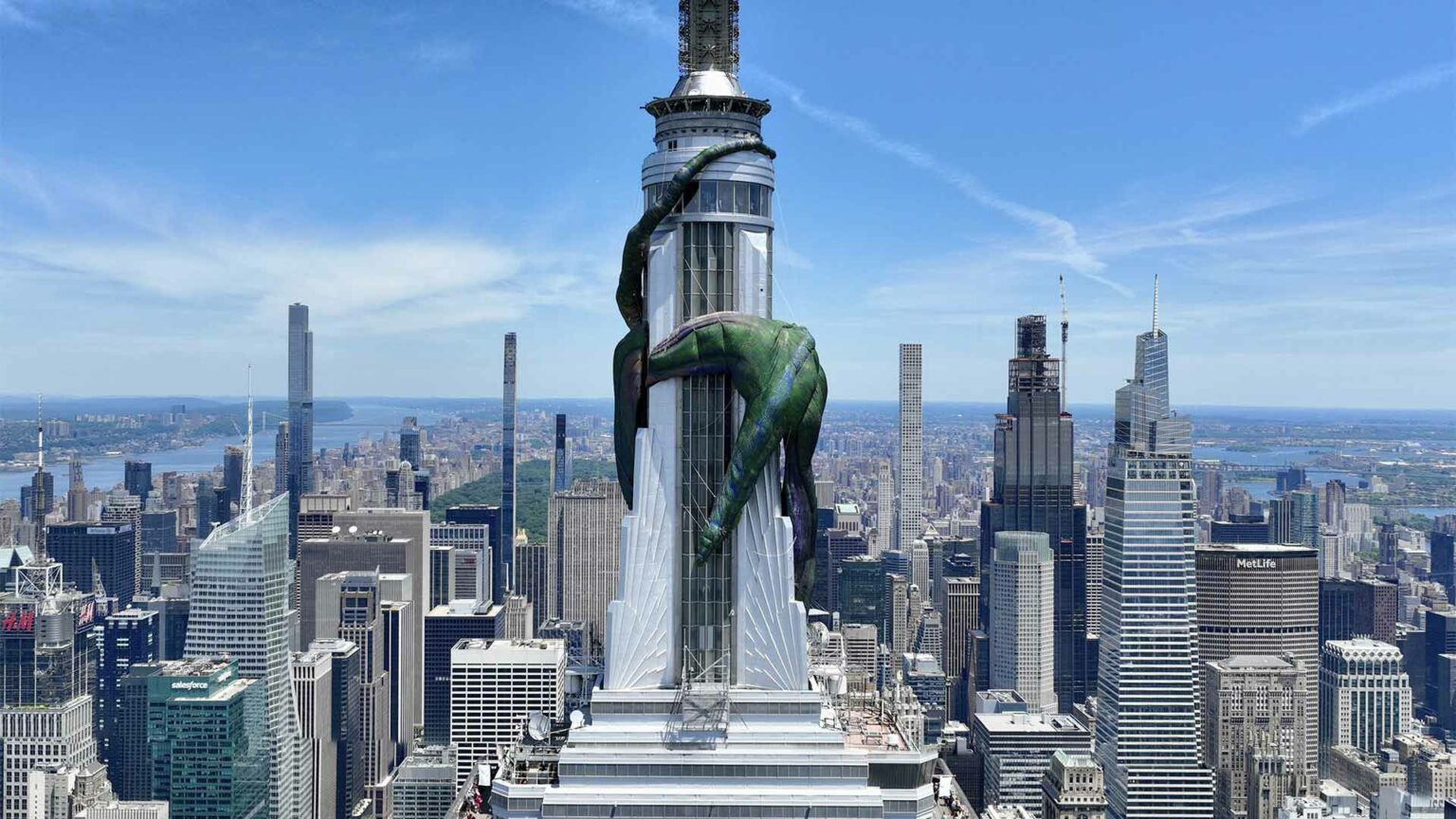 El Empire State Building estrena el Dragón Vhagar, de 270 pies