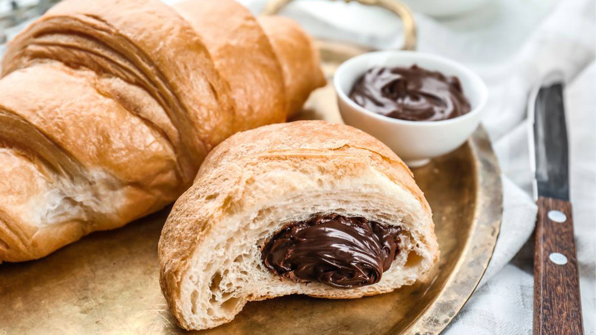 Paso a paso para preparar un delicioso croissant de chocolate