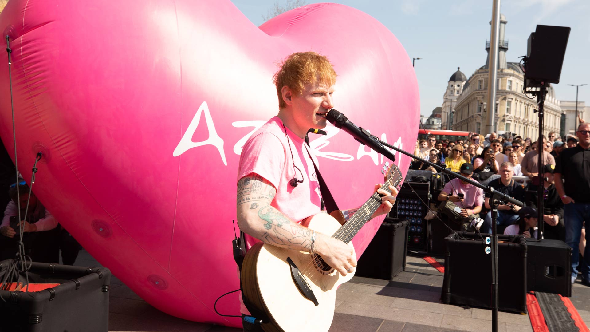 Ed Sheeran lanza el video musical de su nuevo tema Azizam