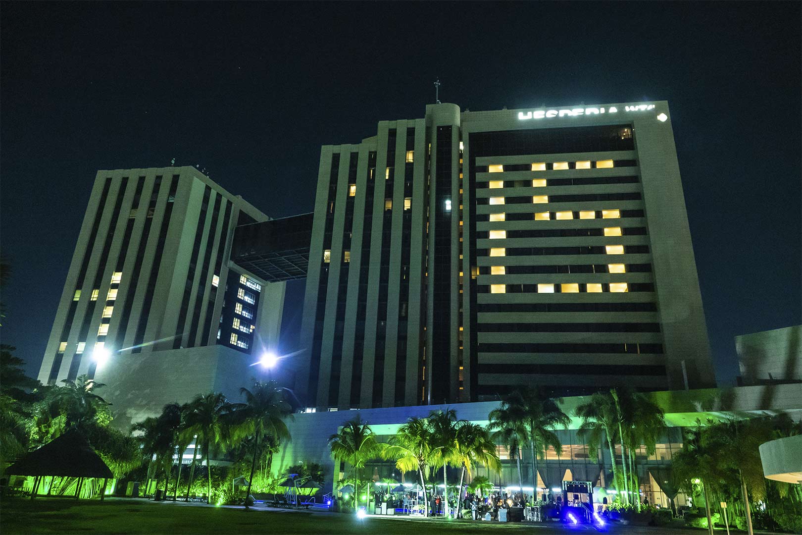 Hesperia WTC Valencia brinda por 15 años de excelencia