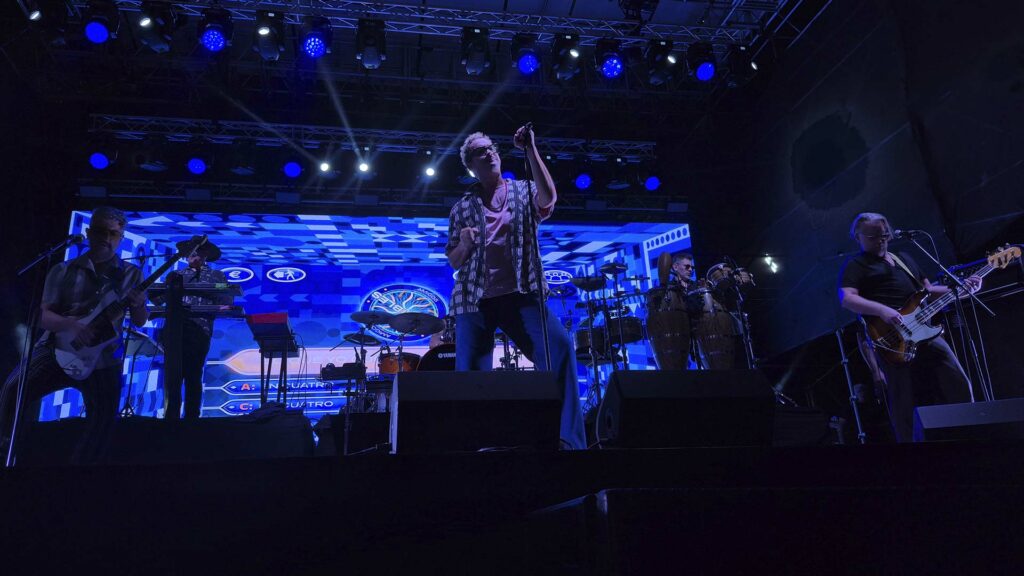 La gozadera de Los Amigos Invisibles unió a Valencia en concierto