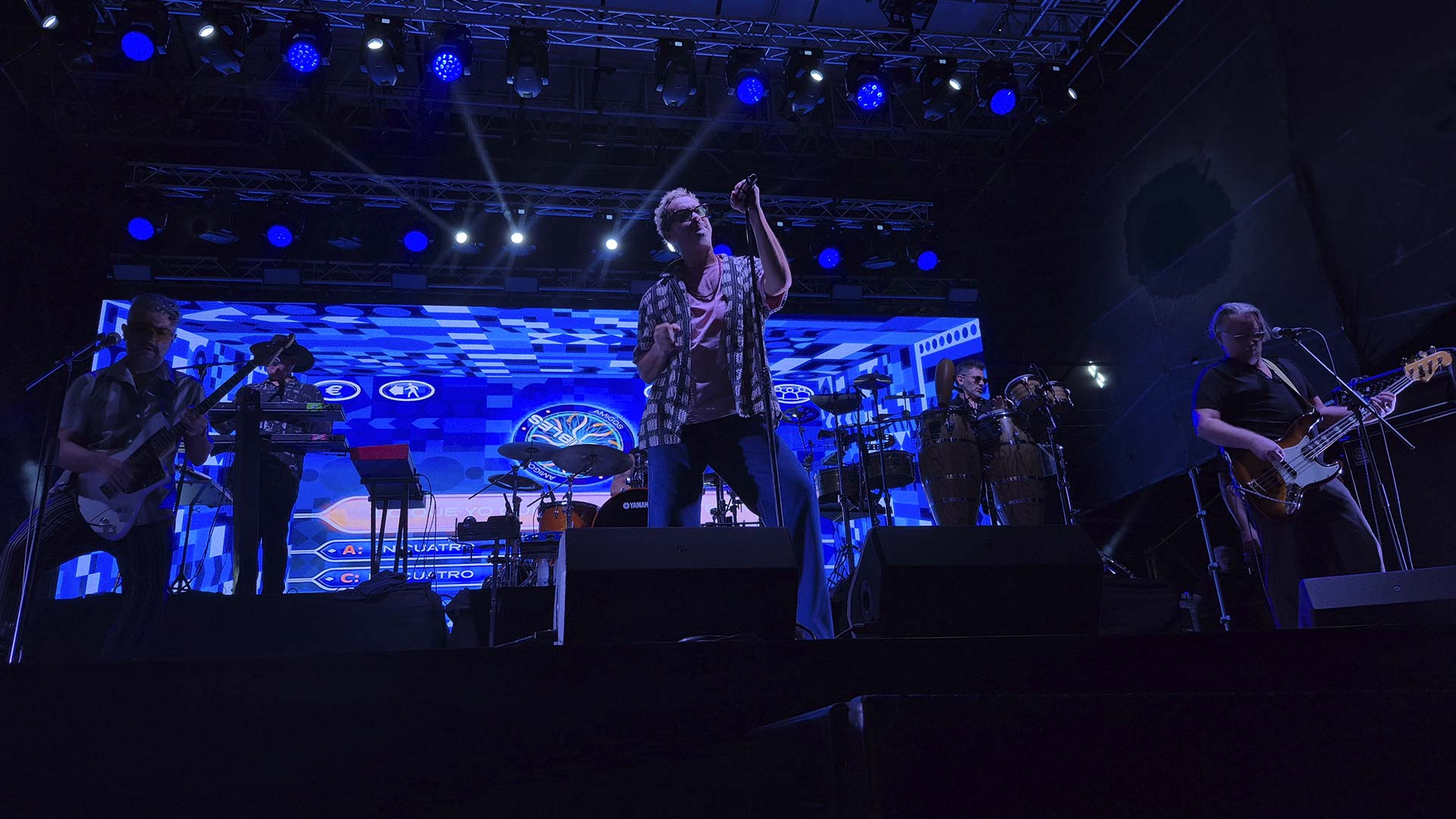 La gozadera de Los Amigos Invisibles unió a Valencia en concierto